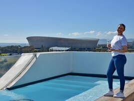Piscina externa, espreguiçadeiras