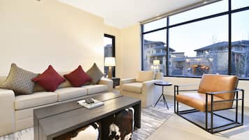 Apartamento em Condomínio Fechado, 2 quartos | Sala de estar | Lareira