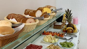 Café da manhã com buffet grátis todos os dias