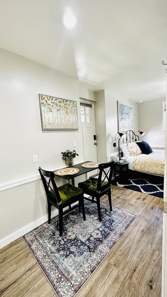 Charming Victorian Studio In Historial Downtown Logan - Logan, UT