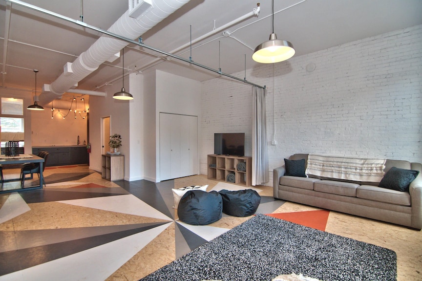 Wonder Honesdale-3rd Floor-9 Bed-6 Bathssleeps 20 - Waymart, PA