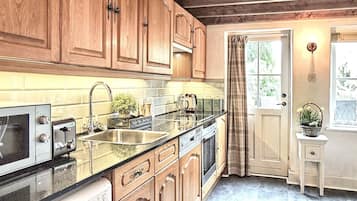Casa de campo superluxo, banheiro privativo (Magnolia Cottage) | Cozinha privada | Cadeirão de bebê