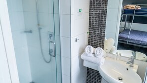 Quarto Triplo Básico | Casa de banho | Um polibã 