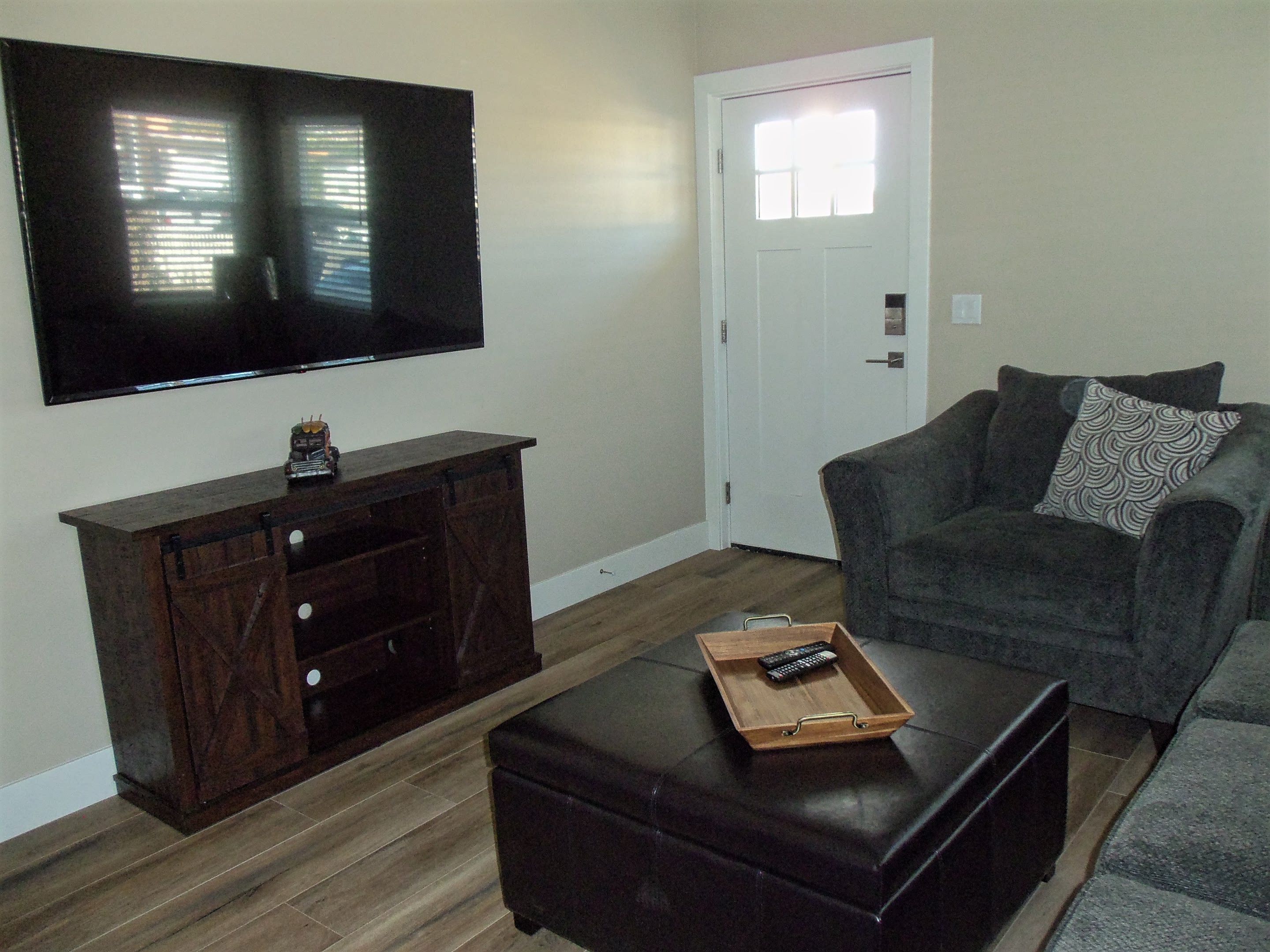 Gorgeous Remodeled Home  Near Ventura Beaches - Ventura, CA