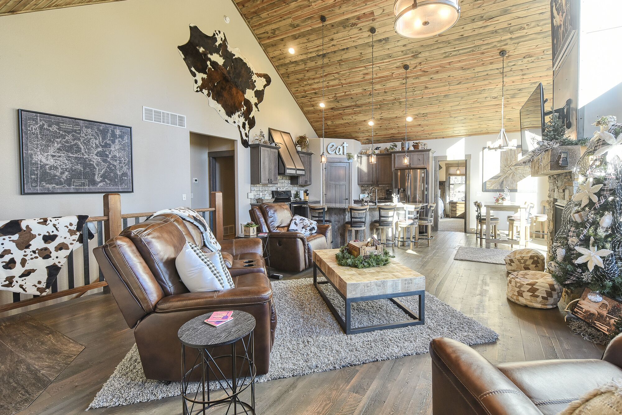 One-of-a-kind Beautiful Cabin On 17 Acres W/ Custom Bar, Hot Tub 3200 Sq. Ft. - Spearfish, SD