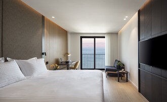 Cofre no quarto, secretária, cortinas/cortinados opacos 