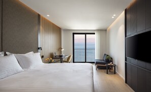 Cofre no quarto, secretária, cortinas/cortinados opacos