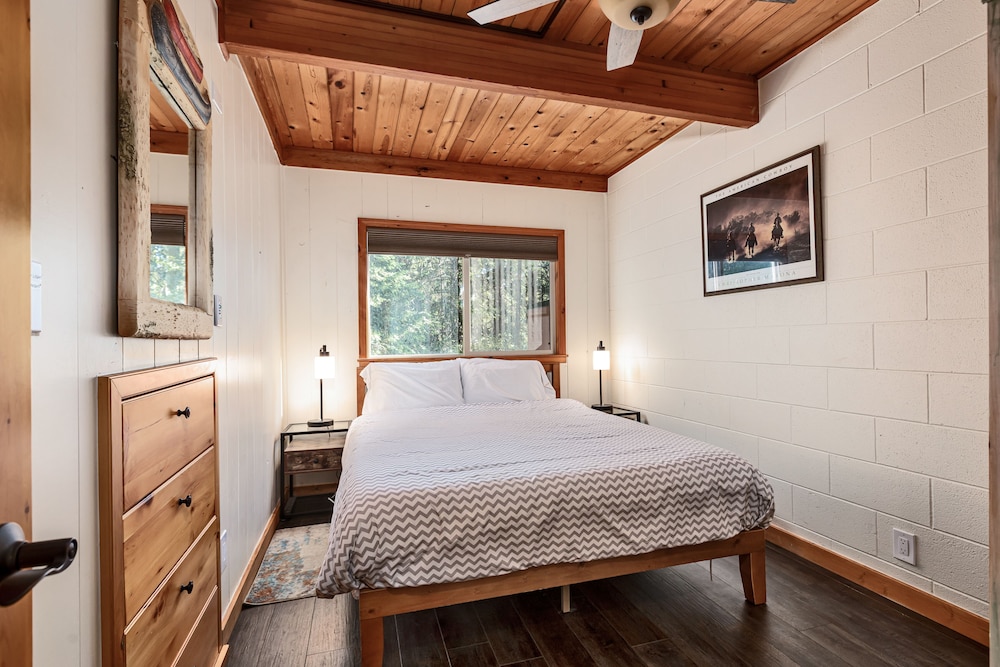 Fully Remodeled Ski Condo With Private Hot Tub, Close Access To Ski Trail!!! - Whitefish