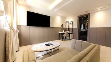 Quarto casal superior | 1 quarto, roupas de cama premium, edredons de pluma, escrivaninha