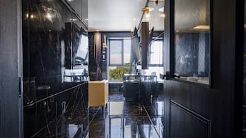 Suíte júnior | 1 quarto, roupas de cama premium, edredons de pluma, escrivaninha