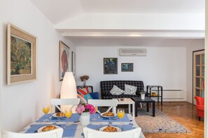 Apartamento (Apartment Dubo - One Bedroom Apartmen) | Refeições no quarto