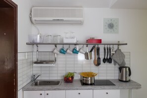 Apartamento (Apartment Dubo - One Bedroom Apartmen) | Kitchenette privada | Um frigorífico, um micro-ondas, uma placa de cozinha 