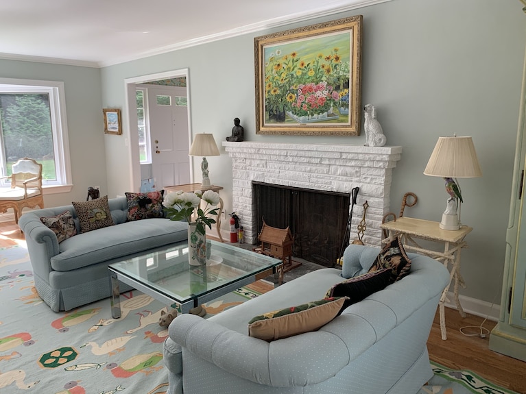 Darien Family Home On A Cul De Sac With Pond. - Norwalk, CT