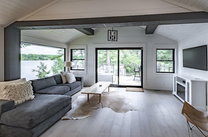 Stunning 5 + Bed, 3 Bath Cottage On The South End Of Lake Muskoka! All Day Sun! - Bracebridge