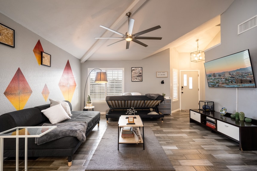 Luxury El Paso Themed Home W/ Futuristic Showers - エル・パソ, TX