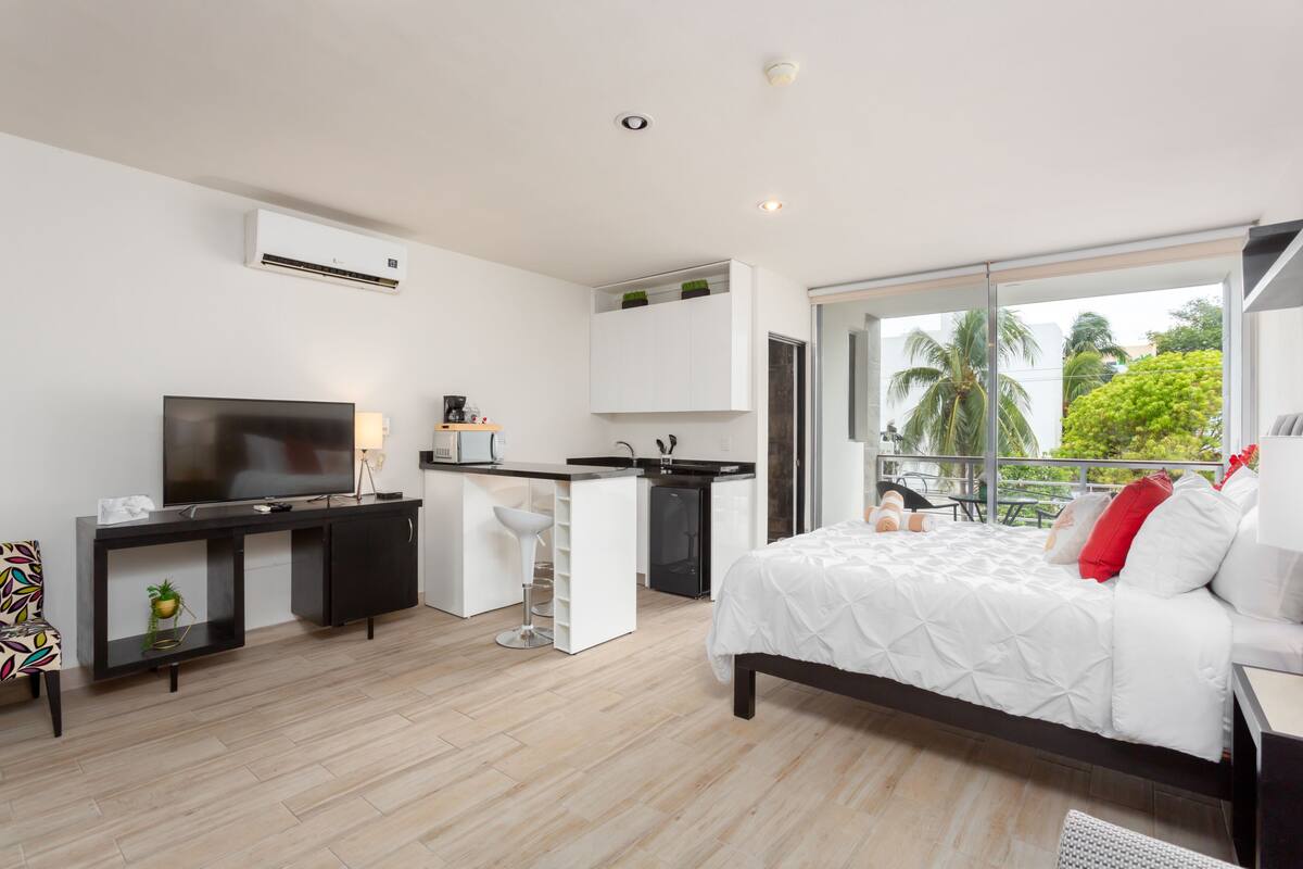 King Suite with Balcony | Lençóis italianos Frette, roupa de alta qualidade