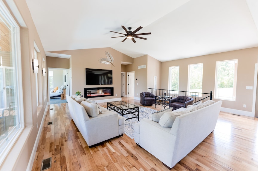 Secluded Family Resort Sleeps 25 People! Handicap Accessible! Private Beach!\n\n - Lake Ozark, MO