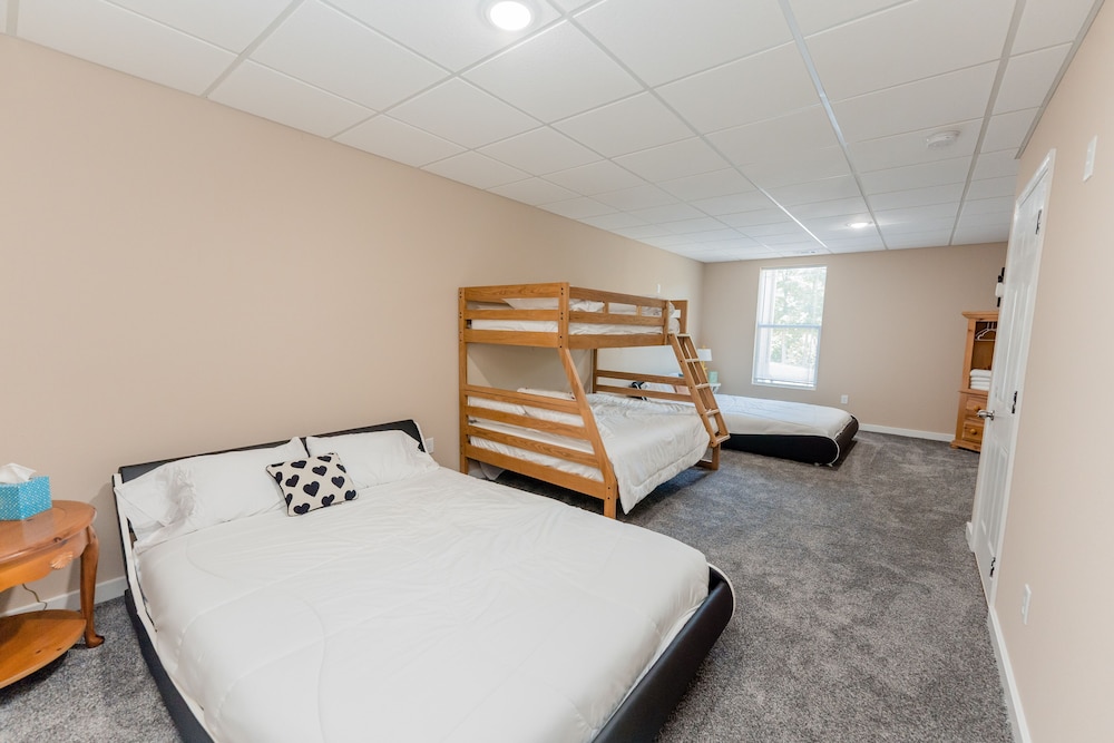 Secluded Family Resort Sleeps 25 People! Handicap Accessible! Private Beach! - Lake Ozark, MO