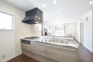 Casa (Private Vacation Home) | Kitchenette privada | Um frigorífico, um micro-ondas, uma placa de cozinha 