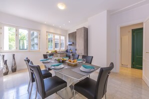 Um frigorífico, um micro-ondas, um forno, uma máquina de lavar louça 