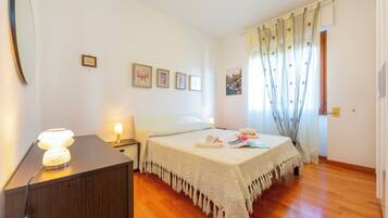 2 quartos, ferro/tábua de engomar, roupa de cama fornecida