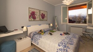 Apartamento Familiar, 1 quarto, varanda, junto ao lago (Casa Fiorita: Leggiuno 100 meters) | 1 quarto, Wi-fi 