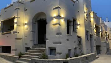 Fachada do alojamento (tarde/noite)