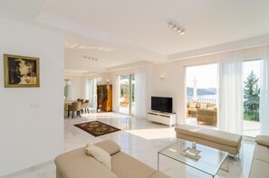 Vila (Five Bedroom Villa with Swimming Pool) | Sala de estar | TV