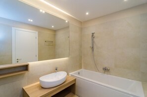 Villa (Five Bedroom Villa with Swimming Pool) | Casa de banho | Toalhas fornecidas 