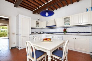 Vila família, 4 quartos, lareira, ao lado da montanha (Tenuta Santa Colomba) | Opções para refeição