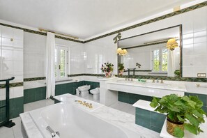 Vila família, 4 quartos, lareira, ao lado da montanha (Tenuta Santa Colomba) | Banheiro | Chuveiro/banheira combinados, secador de cabelo, bidê, toalhas de banho
