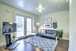 Apartamento Design em Condomínio Fechado, 1 quarto | Sala de estar | Televisor de ecrã plano de 54 polegadas com canais por cabo, televisor 