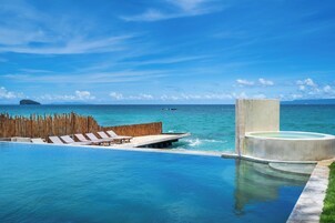 3 piscinas externas, guarda-sóis, espreguiçadeiras