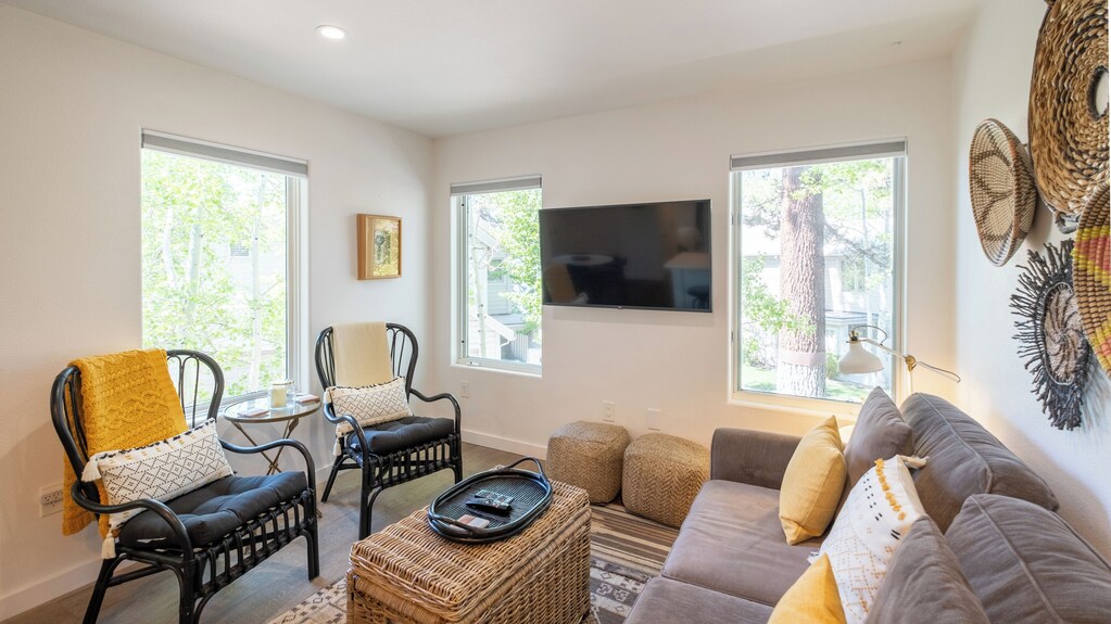 Cozy Modern Condo | Fireplace, Pack N Play, 7 Min To Northstar - 노스 레이크 타호