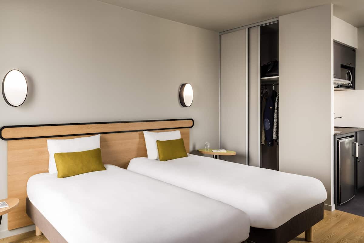 Estúdio, 1 cama de casal | Cofre com capacidade para portátil, secretária 