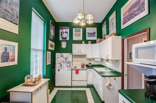 City House | Sleeps 10 | Walk To Attractions - St. Louis, MO