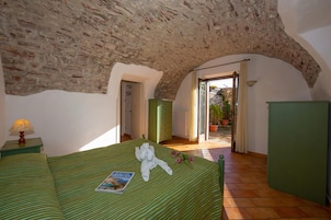 Apartamento Familiar, vários quartos, junto à montanha (Liano Iris-Private Terrace & parking) | 1 quarto, Wi-fi grátis, roupa de cama fornecida