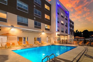 Piscina exterior sazonal