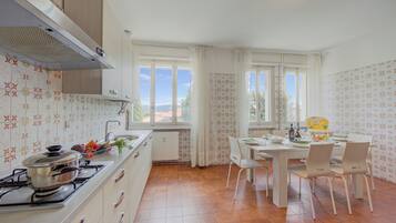 Apartamento Standard, vários quartos, 2 casas de banho (Margherita near lake - Family) | Cozinha privada | Um frigorífico, um forno, uma placa de cozinha, uma cafeteira/bule