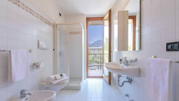 Apartamento Familiar, vários quartos (Claz House) | Casa de banho | Um polibã, um secador de cabelo, um bidé, toalhas fornecidas