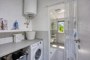 Casa Familiar, 2 quartos, micro-ondas (Family Friendly House Kacana) | Casa de banho
