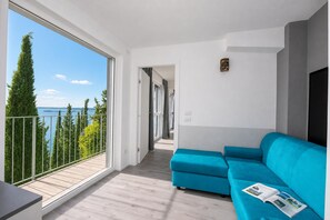 Apartamento standard, 3 quartos, 2 banheiros, ao lado da montanha (Rustichel fantastic Lake View) | Área de estar | TV de tela plana 21 polegadas com canais a cabo, TV