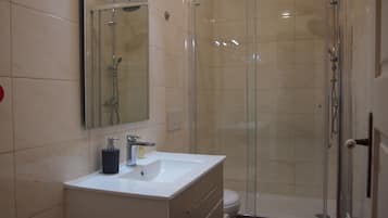Quarto Duplo Standard | Casa de banho | Um polibã, um chuveiro fixo, toalhas fornecidas