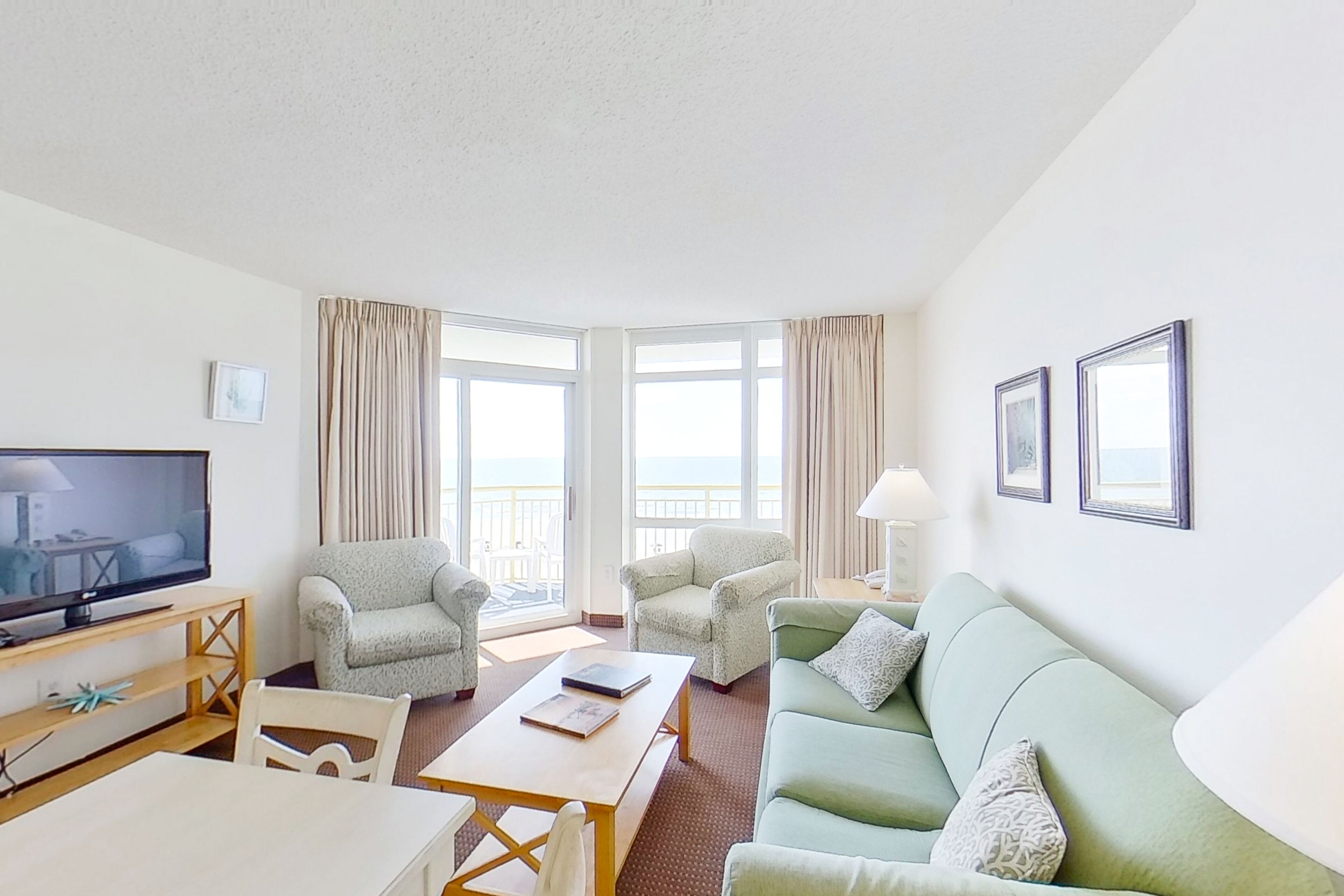 4th Floor Oceanfront Condo W/ Central Ac, Balcony, Shared Pool, Shared Hot Tub - North Myrtle Beach, SC