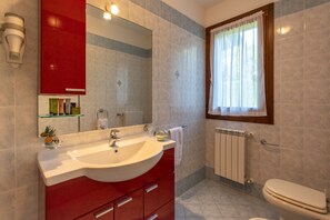 Casa Familiar, várias camas, 2 casas de banho, junto ao jardim (Albarella V3 4) | Casa de banho | Um polibã, um secador de cabelo, um bidé, toalhas fornecidas 