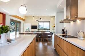 Villa de Luxo | Cozinha privada | Um frigorífico/congelador grande, um forno, uma placa de cozinha 