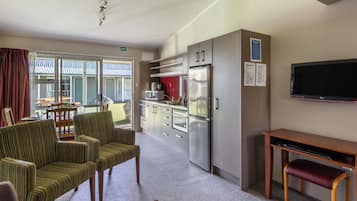 Apartamento Superior | Sala de estar | Smart TV