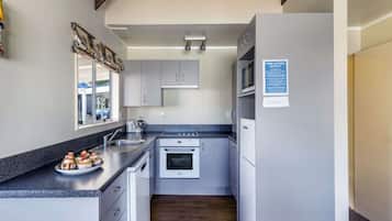 Apartamento Comfort | Cozinha privada | Minifrigorífico, um micro-ondas, uma placa de cozinha