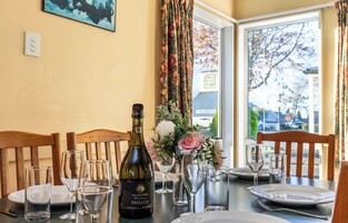 Apartamento Económico | Sala de estar | Smart TV 