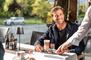 Terraço com espreguiçadeiras